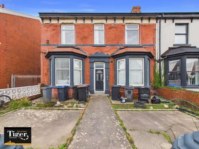 6 Bedroom Flat