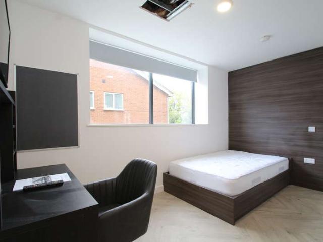 6 Bedroom Flat