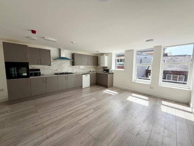 6 bedroom Flat To Let