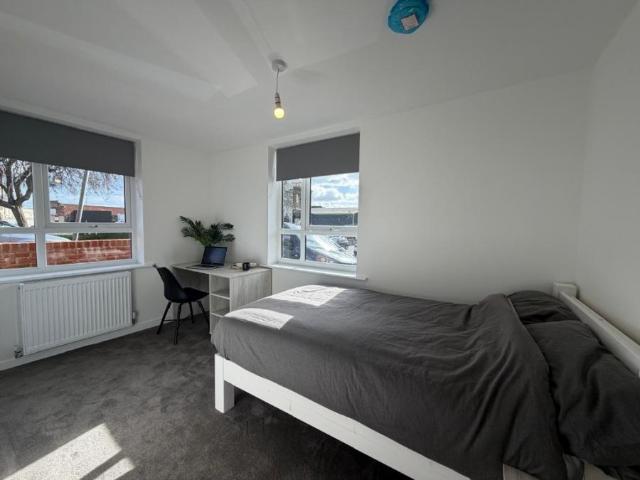 6 bedroom Flat To Let