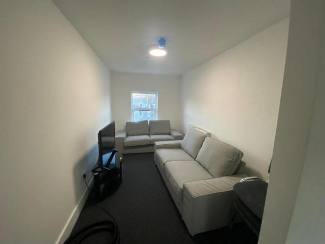 6 bedroom flat to rent