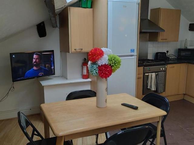 6 bedroom flat to rent