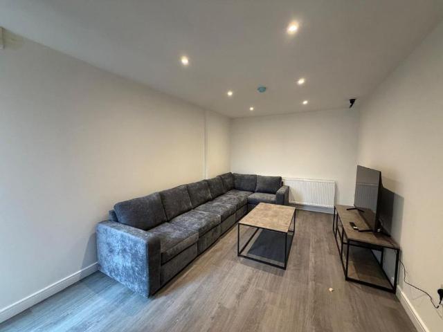 6 bedroom flat to rent