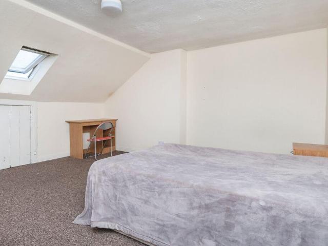 6 bedroom flat to rent