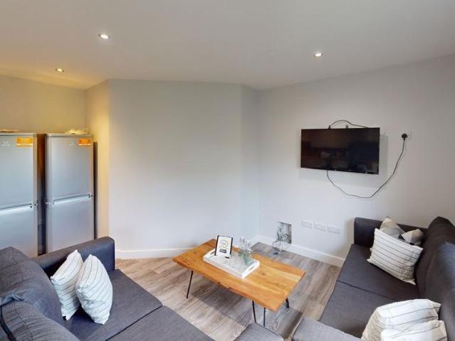 6 bedroom flat to rent