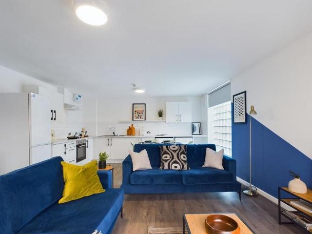 6 bedroom flat to rent