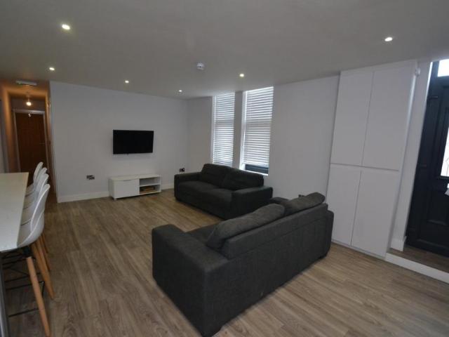 6 bedroom flat to rent