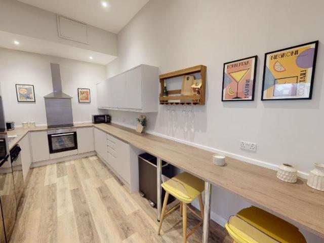 6 bedroom flat to rent