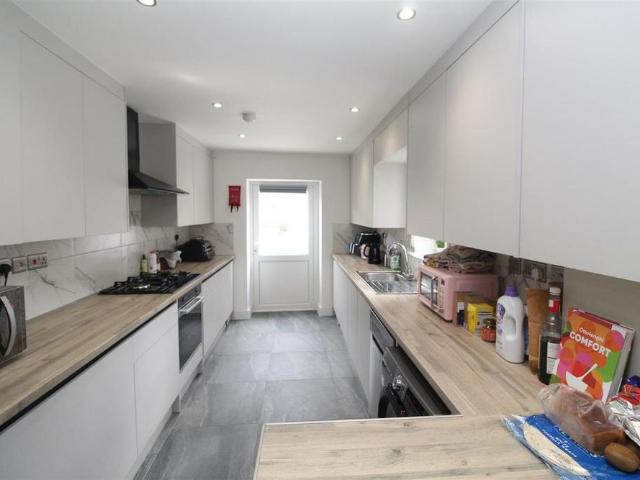 6 bedroom flat to rent
