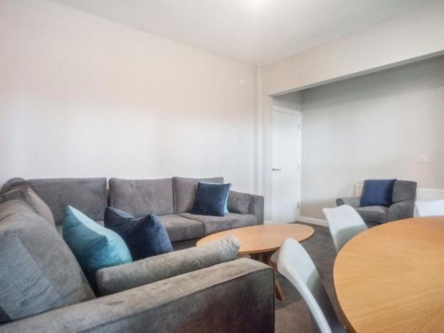 6 bedroom flat to rent