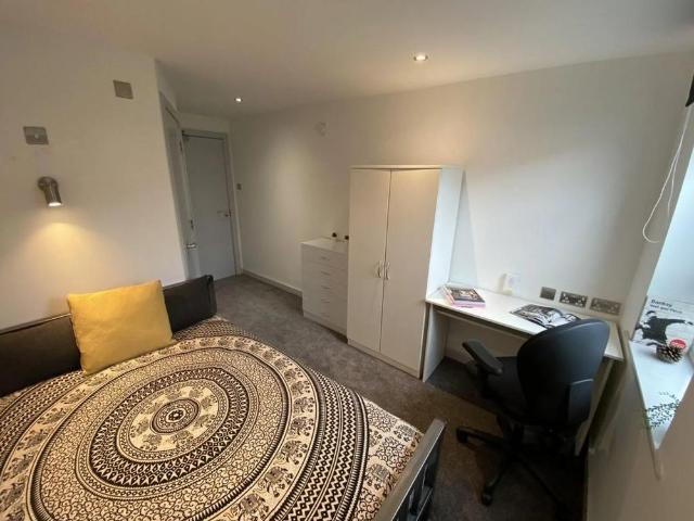 6 bedroom flat to rent