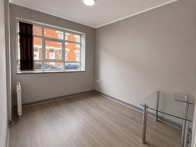 6 bedroom flat to rent