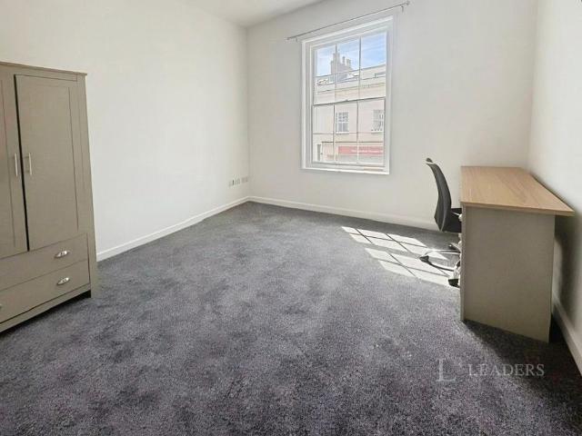 6 bedroom flat to rent