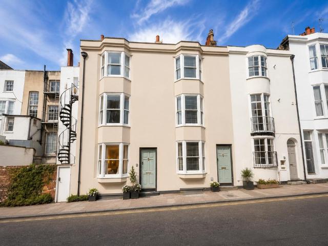6 bedroom flat for sale