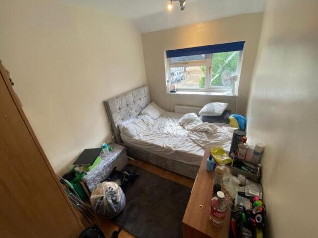 6 bedroom flat for rent in Anstridge Road, SE9