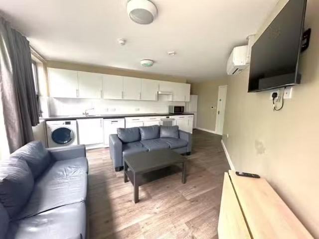 6 bedroom flat for rent in Classic House, Stokes Croft, Bristo.