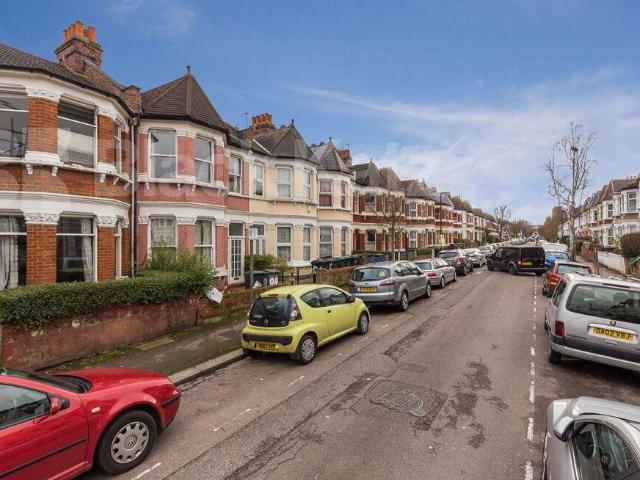 6 bedroom flat for rent in Falkland Road, Turnpike Lane N8