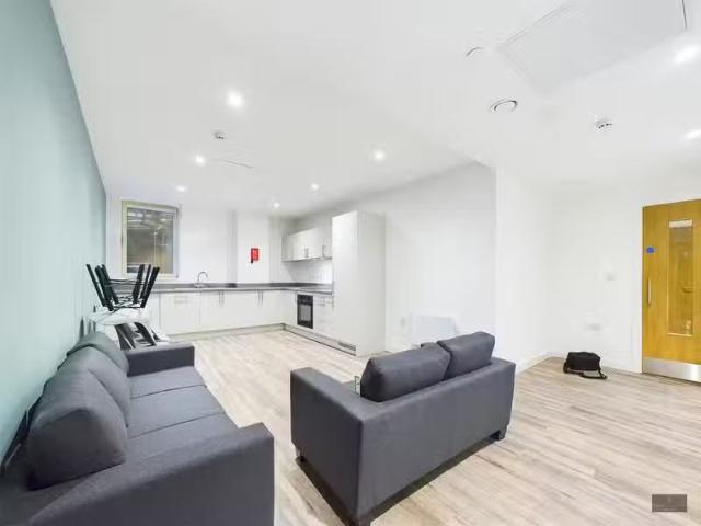 6 bedroom flat for rent in Flat 13, Beaufort House, New North.