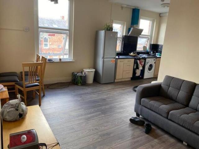6 bedroom flat for rent in Hyde Park Road, Leeds, LS6