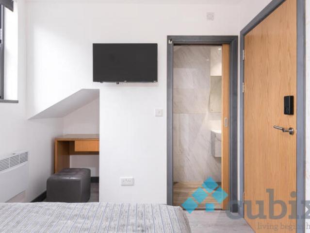 6 bedroom flat for rent in Langdale Close, London, SE17