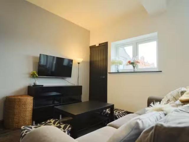 6 bedroom flat for rent in Southmead Road, Westbury on Trym, B.