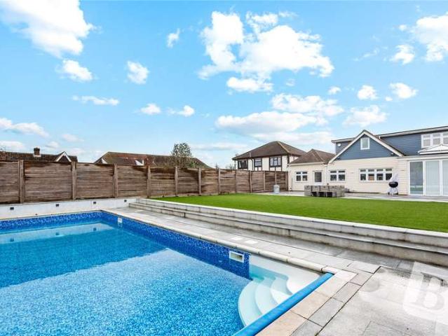 6 Bedroom House