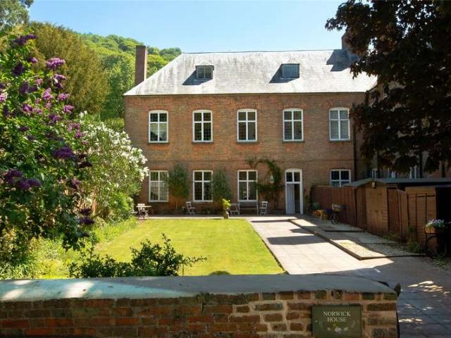 6 Bedroom House