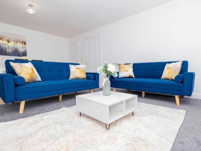6 Bedroom House Corby Corby 90015883