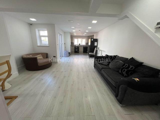 6 Bedroom House At Alfred Street, Roath, Cardiff CF24, 5 bed terraced house to rent, £2,500 pcm | PrimeLocation