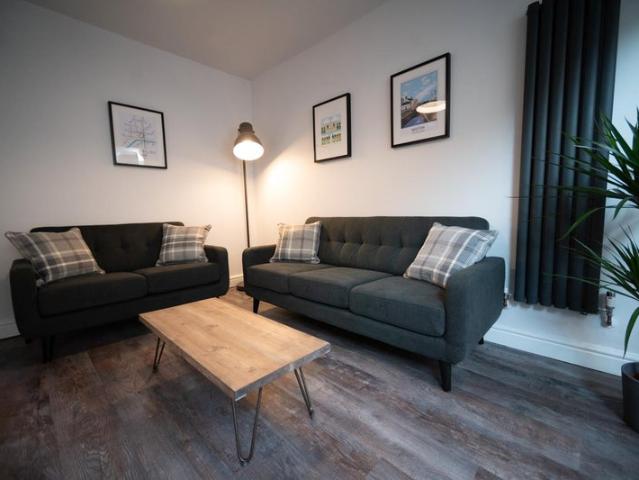 6 Bedroom House Available in Beeston