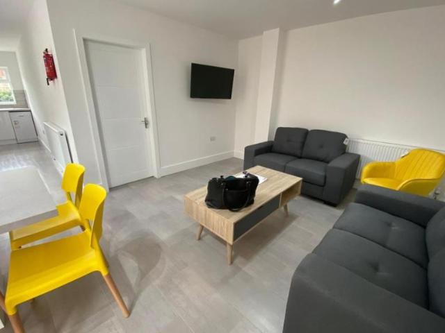 6 Bedroom House Beeston East Midlands 99758012