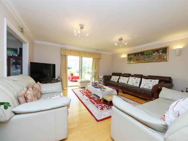 6 bedroom house detached