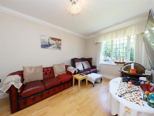 6 bedroom house detached