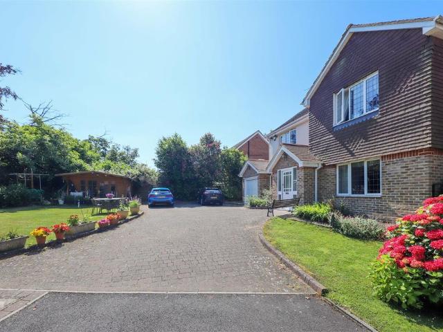 6 bedroom house detached