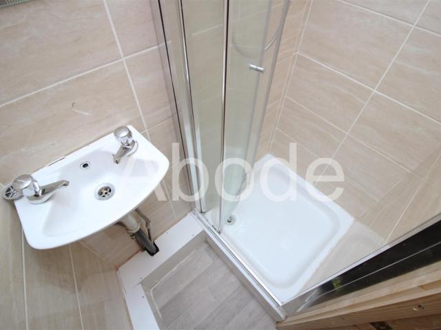 6 Bedroom House for rent at Royal Park Avenue, Hyde Park, Leeds