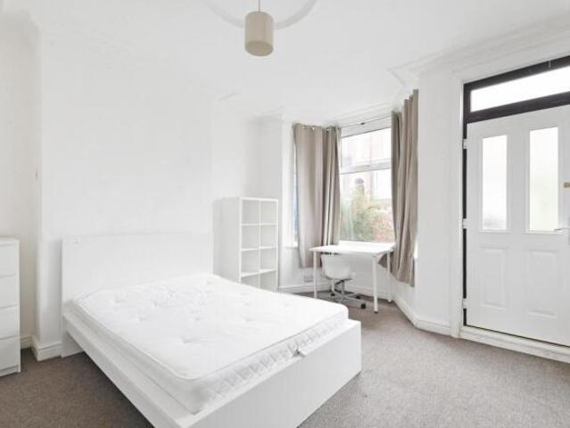 6 bedroom house for rent in Cowlishaw Road, Sheffield, S11