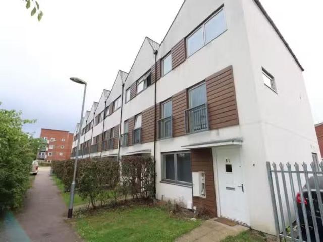 6 bedroom house for rent in Aviation Avenue, Hatfield, Hertfor.