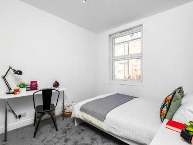6 bedroom house for rent in Burley Road, Leeds, LS4