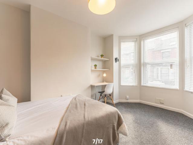 6 bedroom house for rent in Kimbolton Avenue, Nottingham, NG7