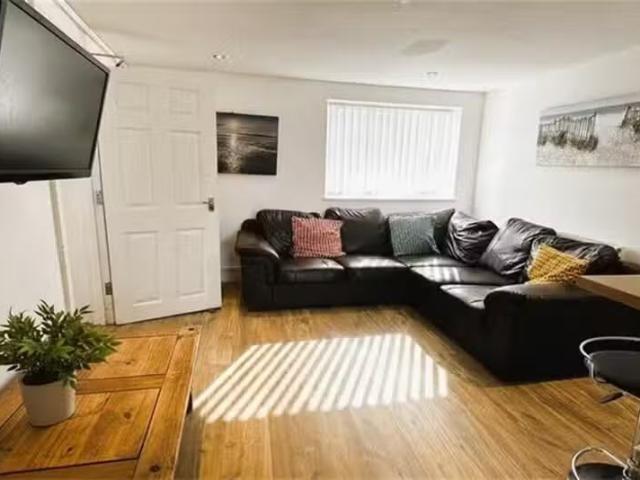 6 bedroom house for rent in Kinsbourne Avenue, BH10