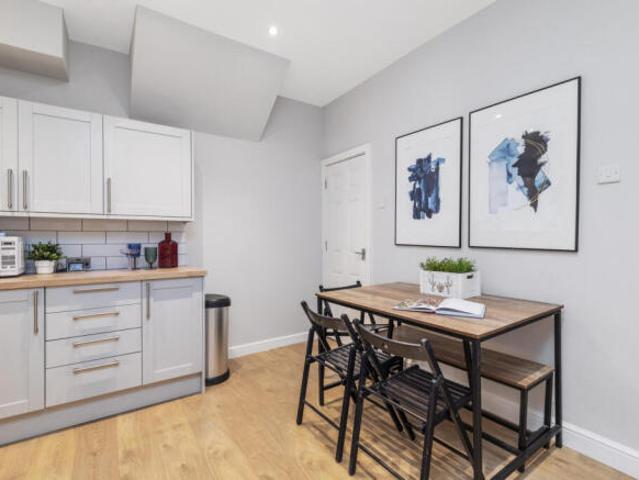 6 bedroom house for rent in Hartley Grove, Leeds, LS6