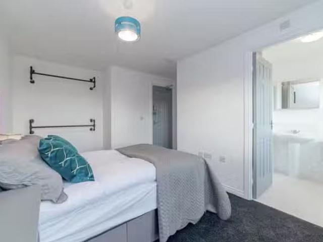 6 bedroom house for rent in Otter Close, Aldershot, Hampshire.