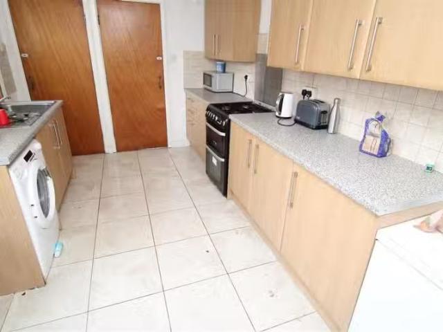 6 bedroom house for rent in Niagara Street, Pontypridd, CF37