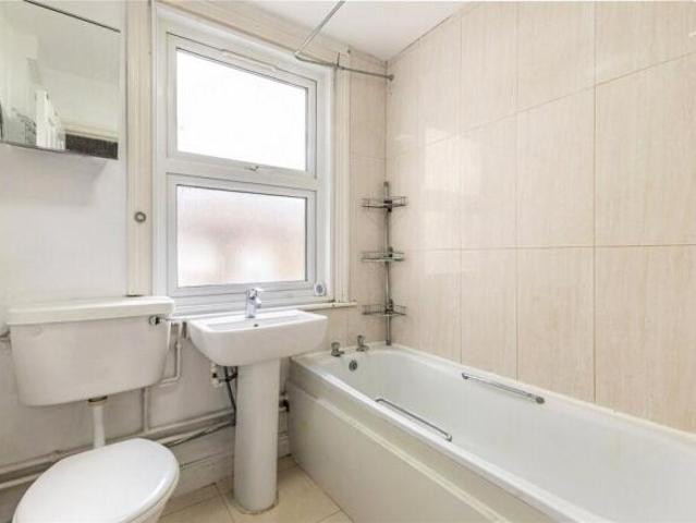 6 bedroom house for rent in Rossiter Road, London, SW12