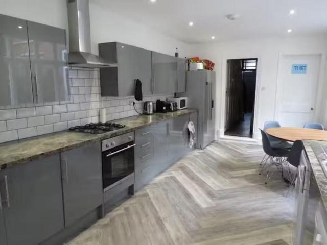 6 bedroom house for rent in Radmoor Road, Loughborough, LE11