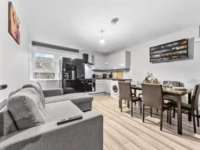 6 bedroom house for rent in Wakeman Avenue, Brent, NW9