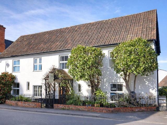 6 bedroom house for sale