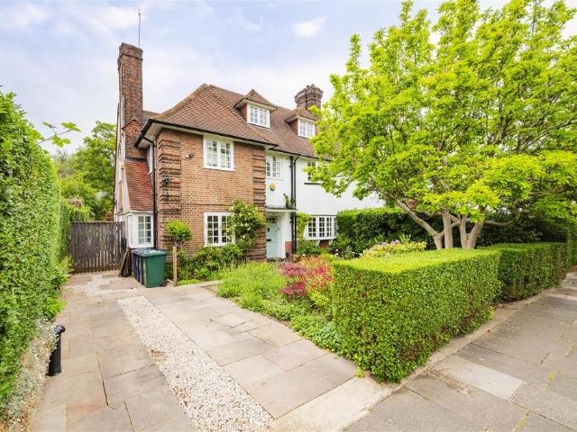 6 bedroom house for sale