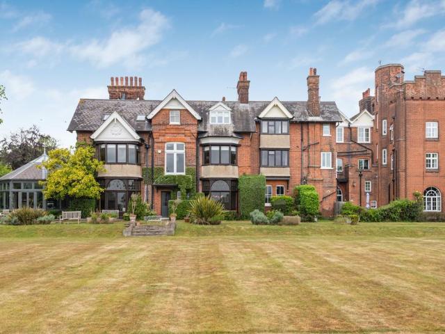 6 bedroom house for sale