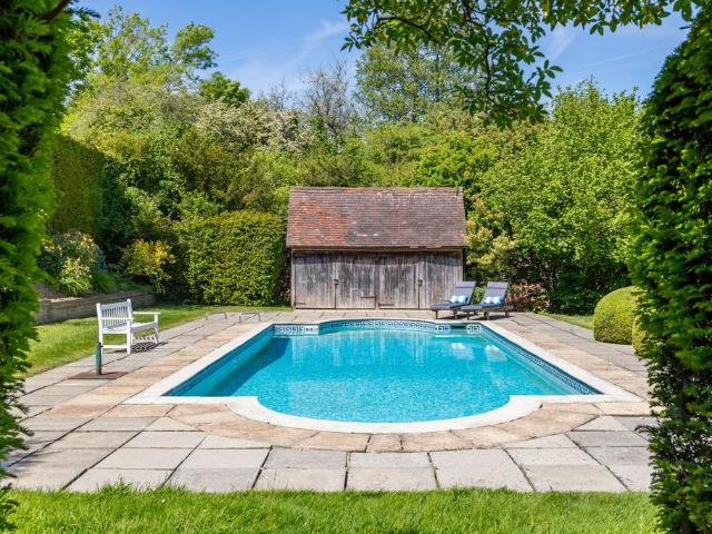 6 bedroom house for sale